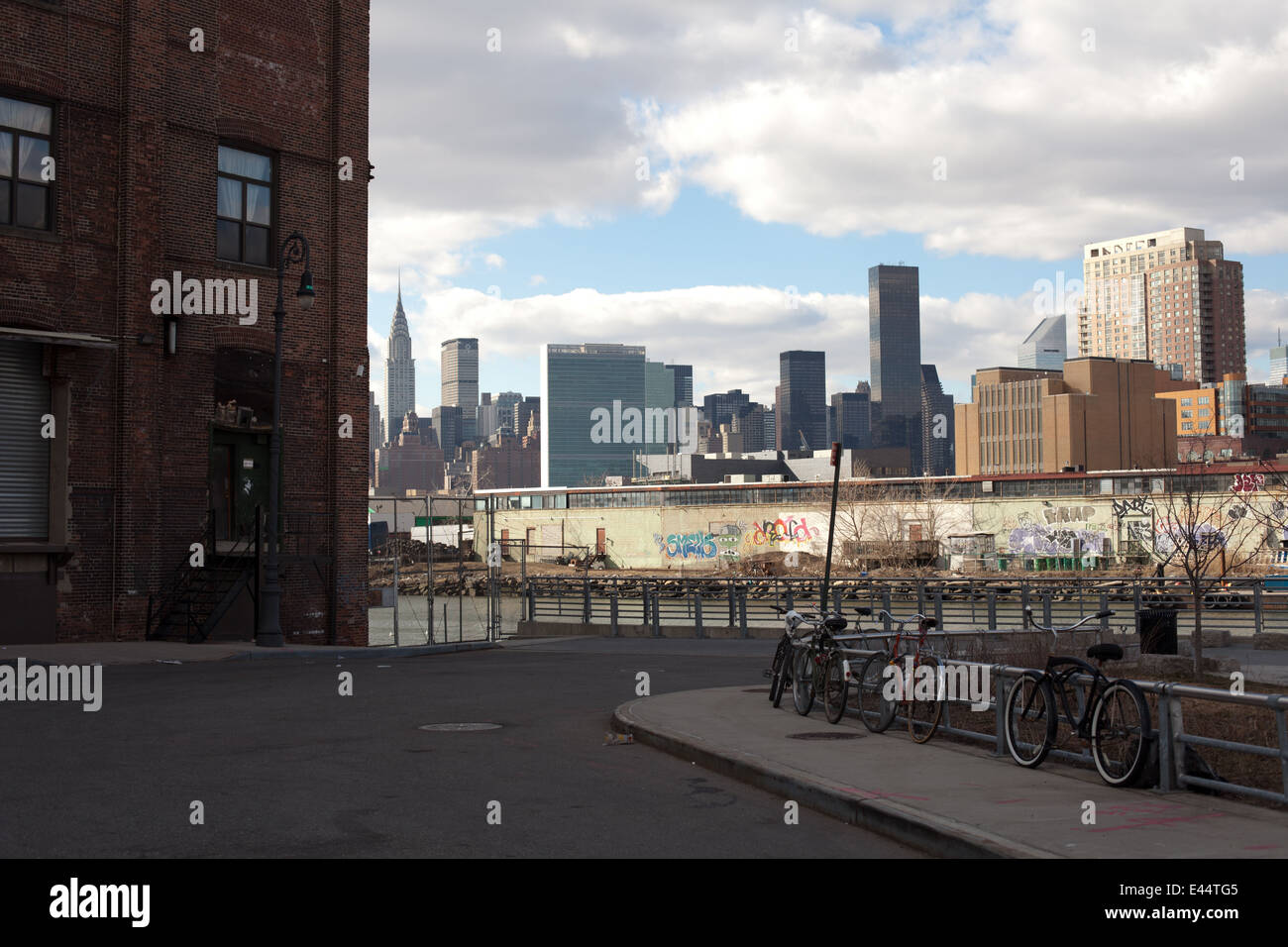 View manhattan from greenpoint brooklyn hi-res stock photography and ...