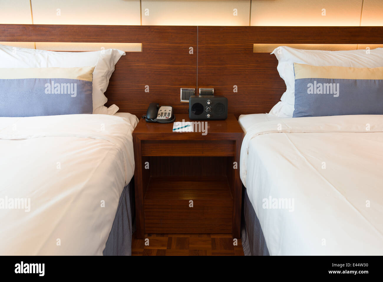 two beds in a hotel room Stock Photo - Alamy
