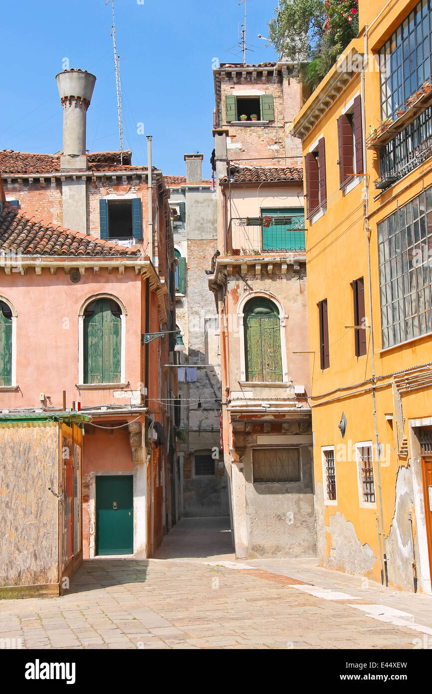 House in courtyard of the Italian city Stock Photo - Alamy