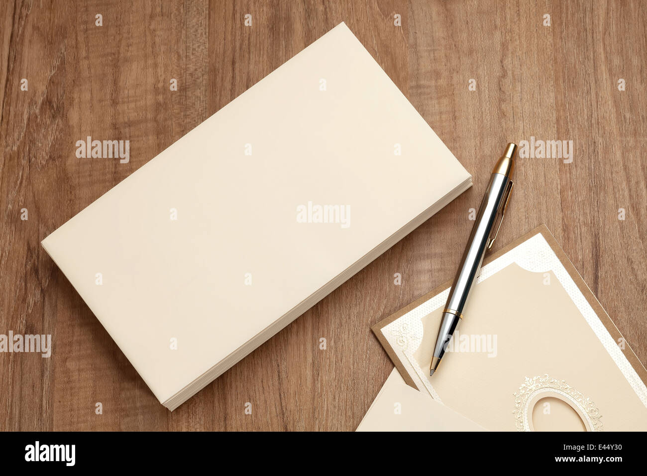 Blank envelop with invitation card with pen Stock Photo - Alamy