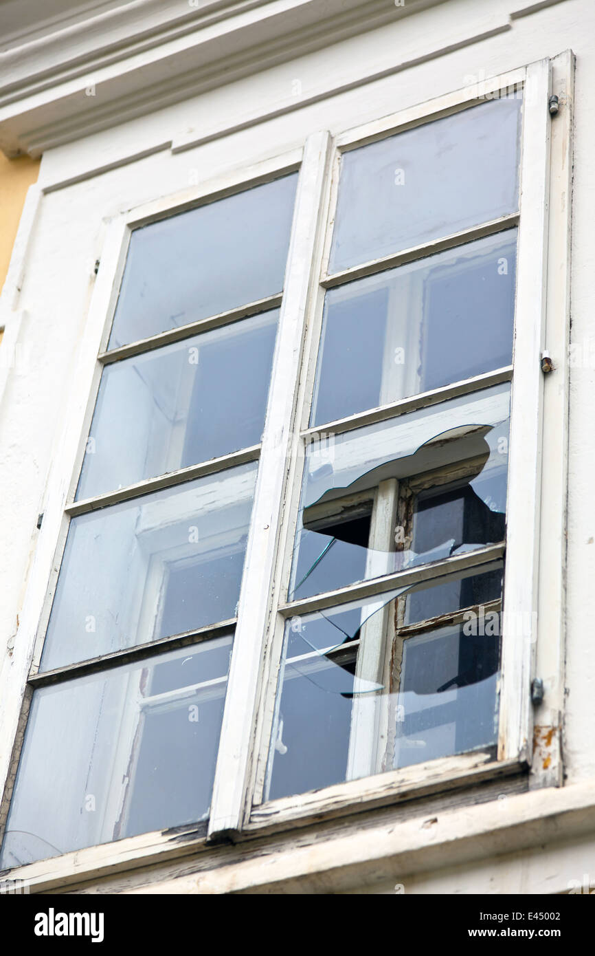 A window with a broken window pane. Broken glass Stock Photo - Alamy