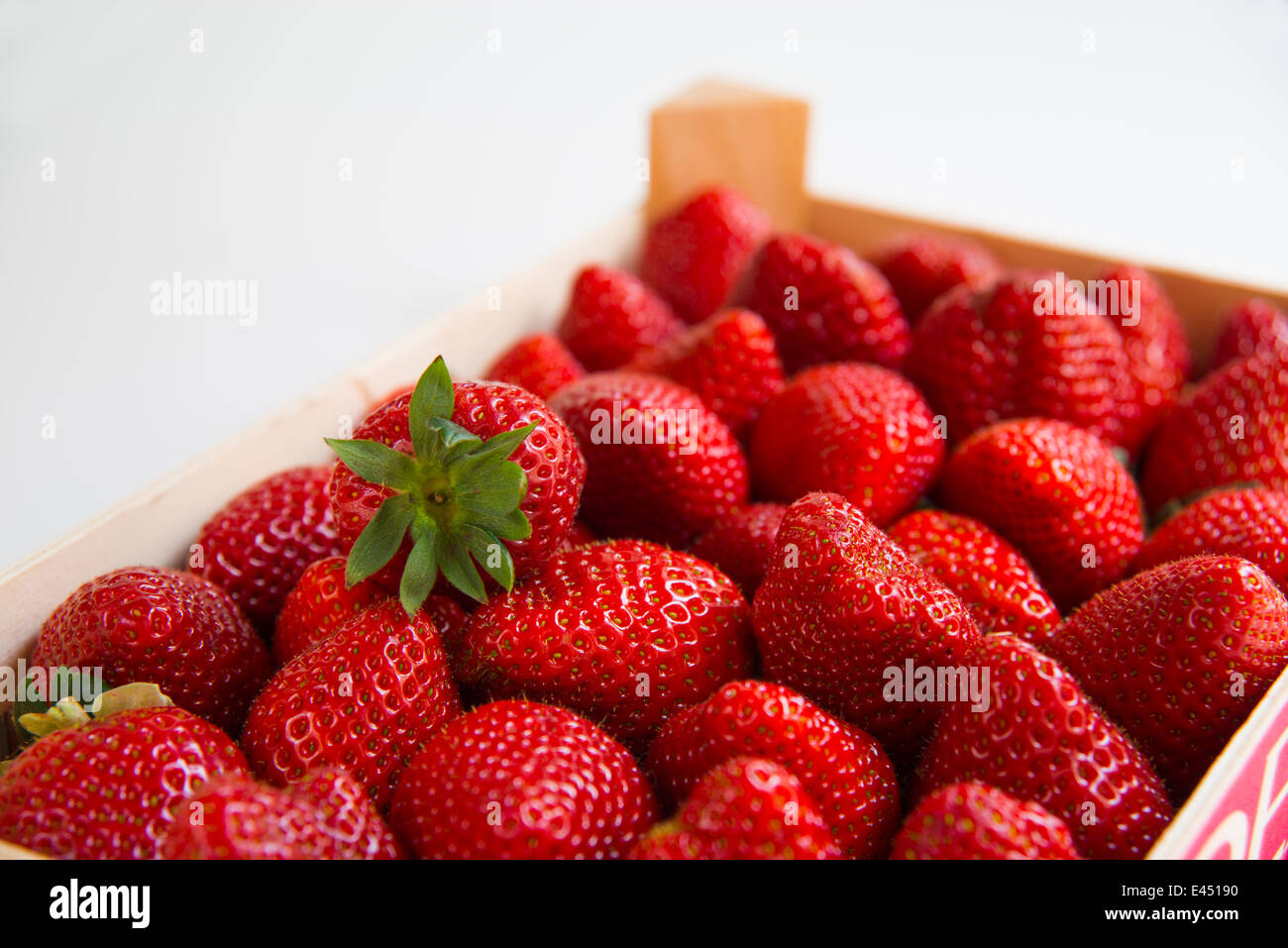 Box of strawberries Stock Photo - Alamy