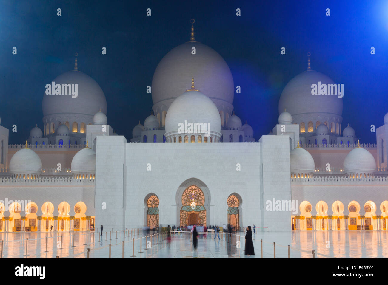 Sheikh Zayed Mosque at night, Abu Dhabi, United Arab Emirates Stock ...