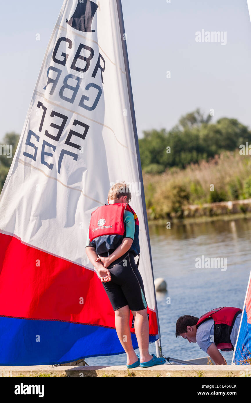 Children sailing dinghys hi-res stock photography and images - Alamy