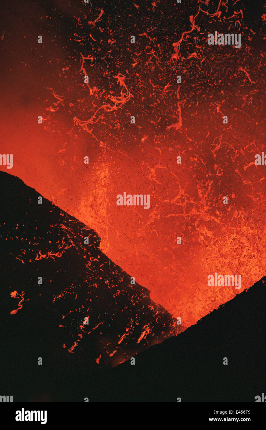 Lava explodes from active volcano, Kimanura eruption, Virunga NP ...