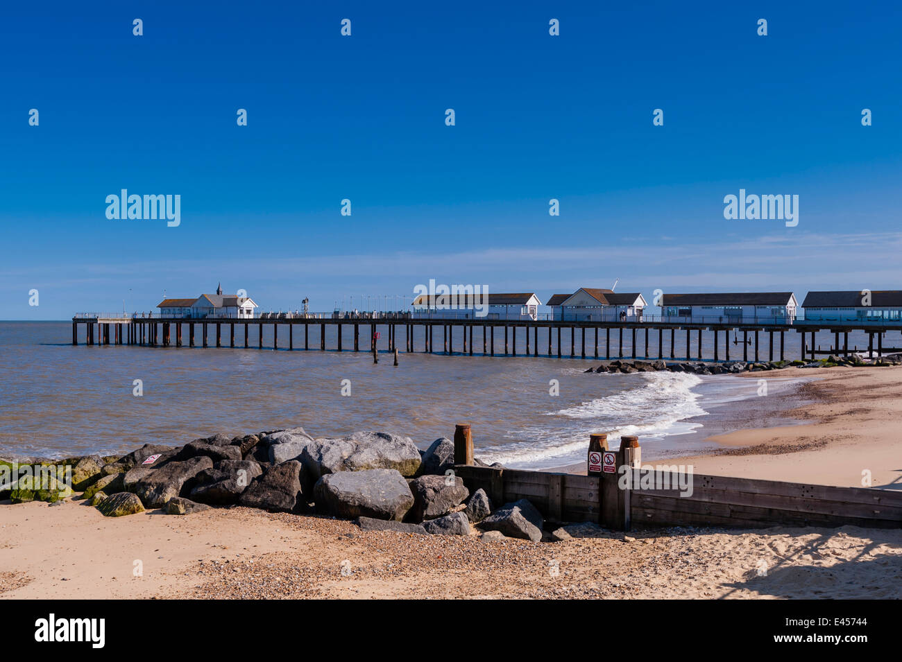 Southwold pier people summer seafront seaside hi-res stock photography ...