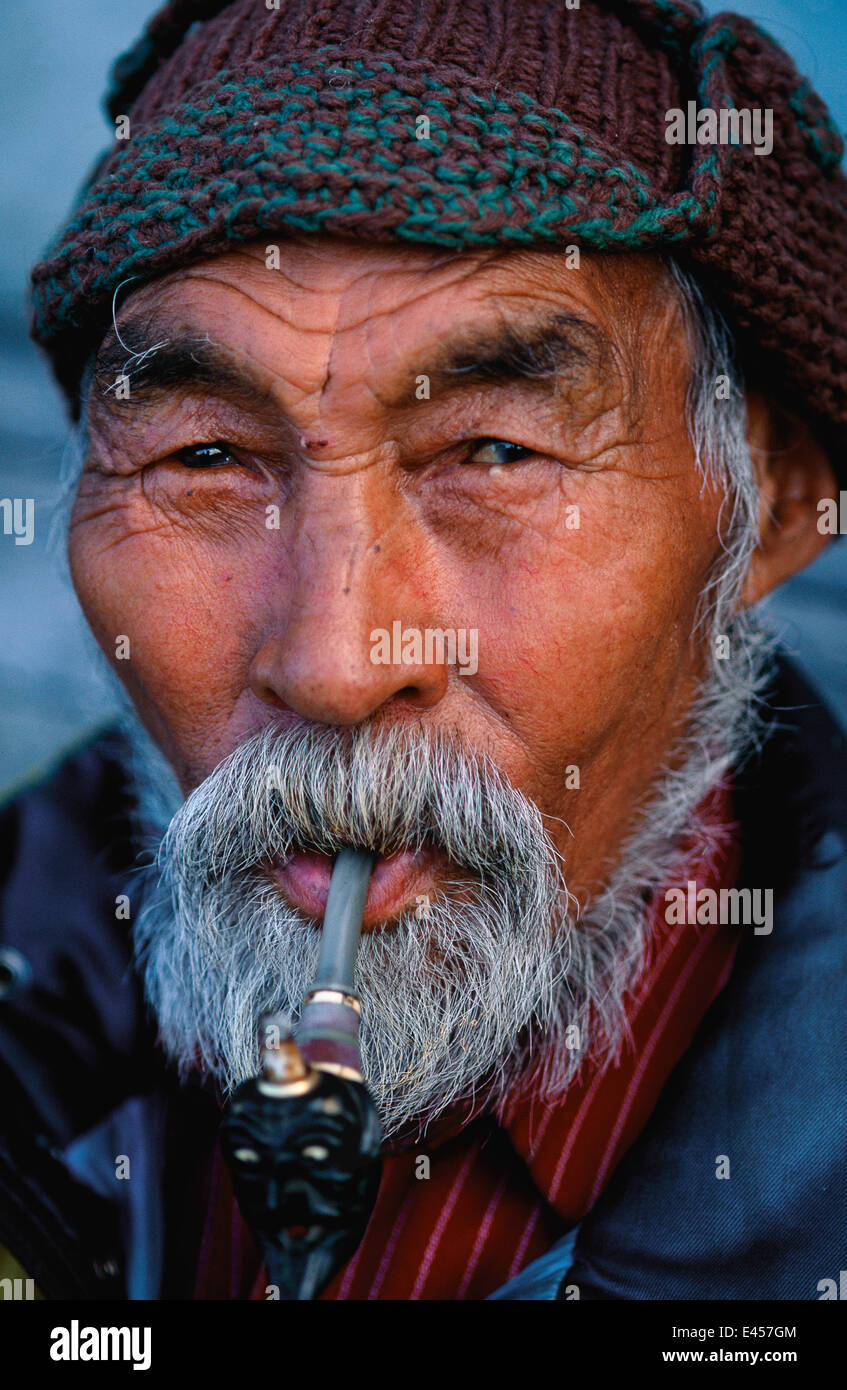 Pjotr Penetegui, smoking pipe, Chukotka, Siberia, Russia Stock Photo ...