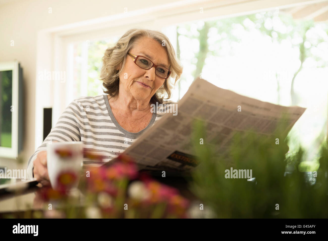 Woman reading the newspaper hi-res stock photography and images - Alamy