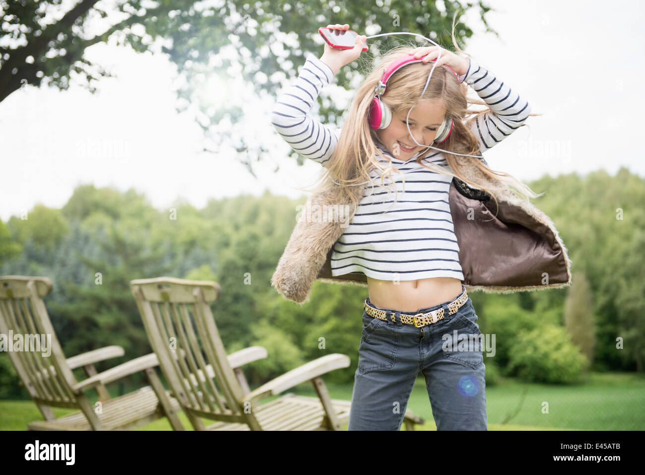 Girls dancing blur hi-res stock photography and images - Alamy