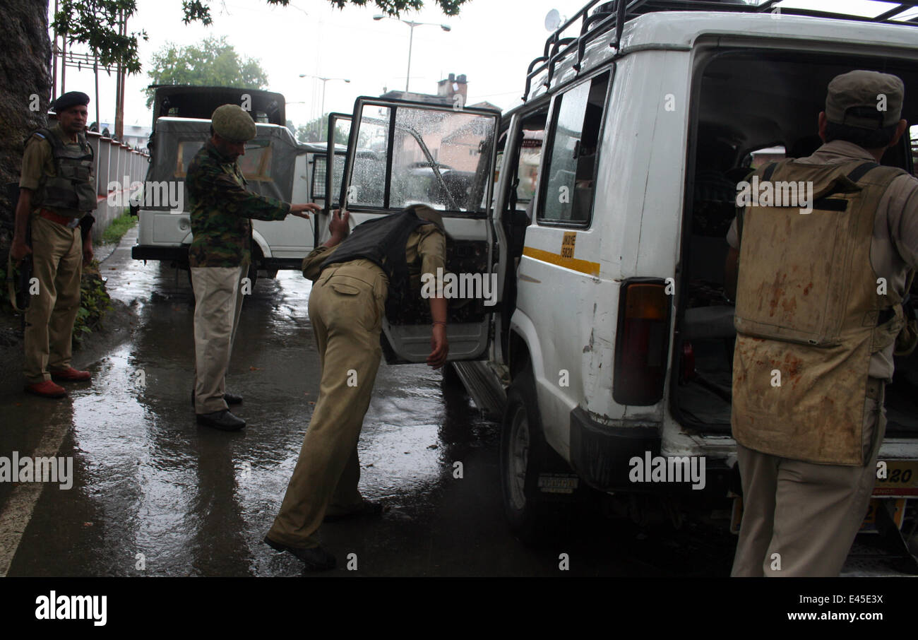 Srinagar, Indian Administered Kashmir. 3rd July, 2014. Indian police ...