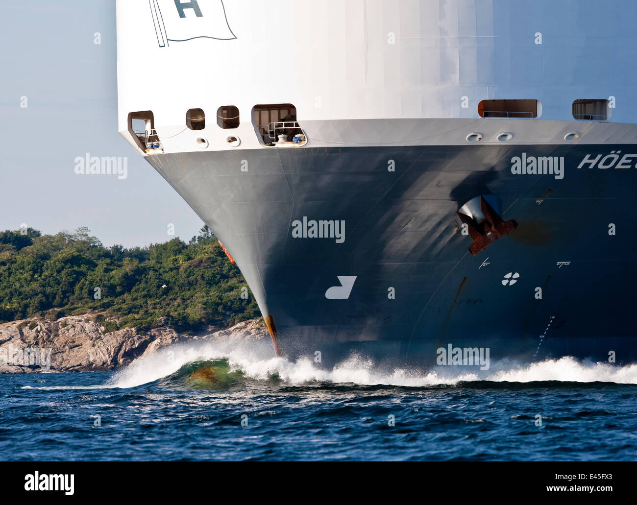 Hoegh Autoliners car transporter ferry with small bow wave. Newport ...