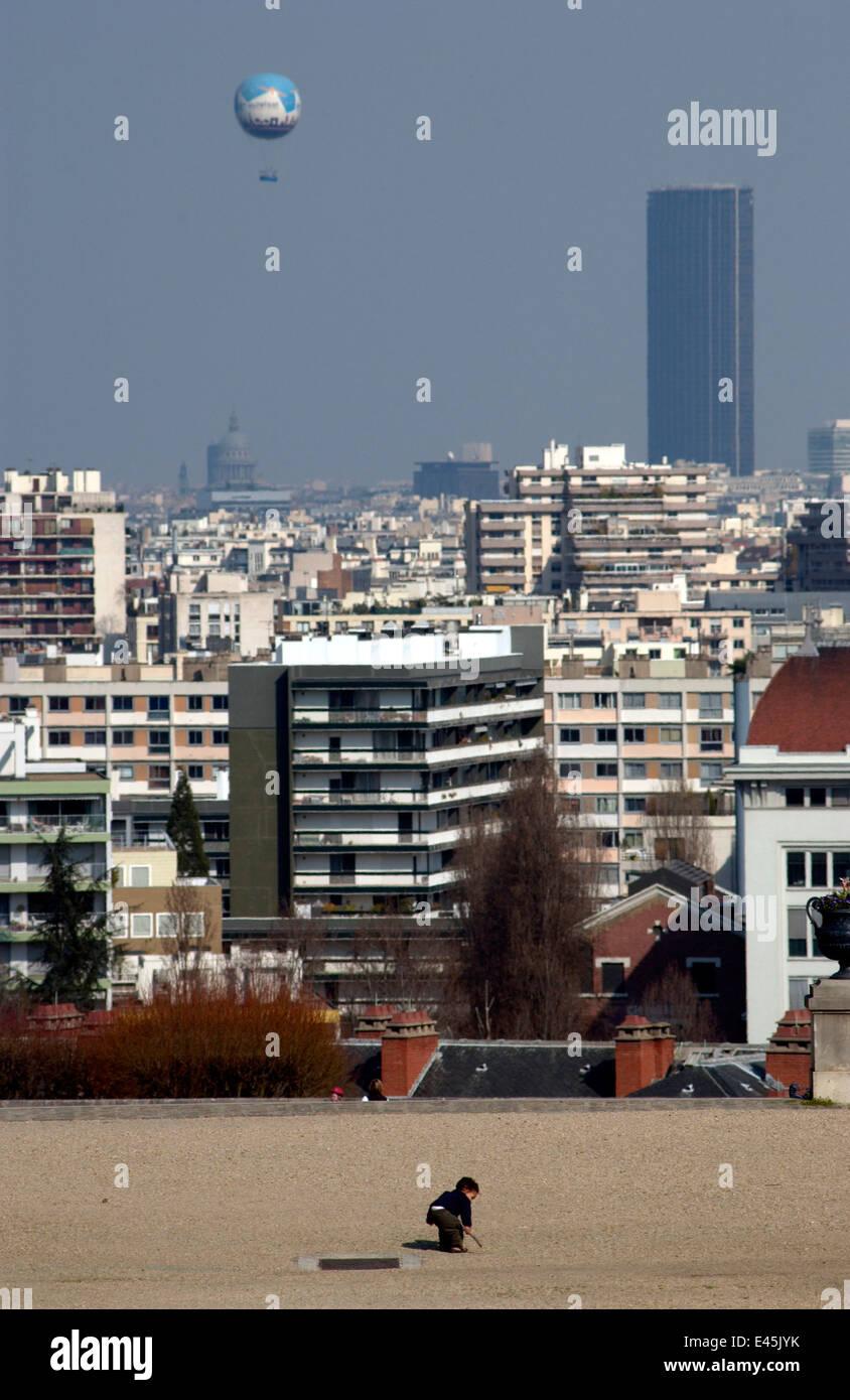 Hot air balloon over paris hi-res stock photography and images - Alamy