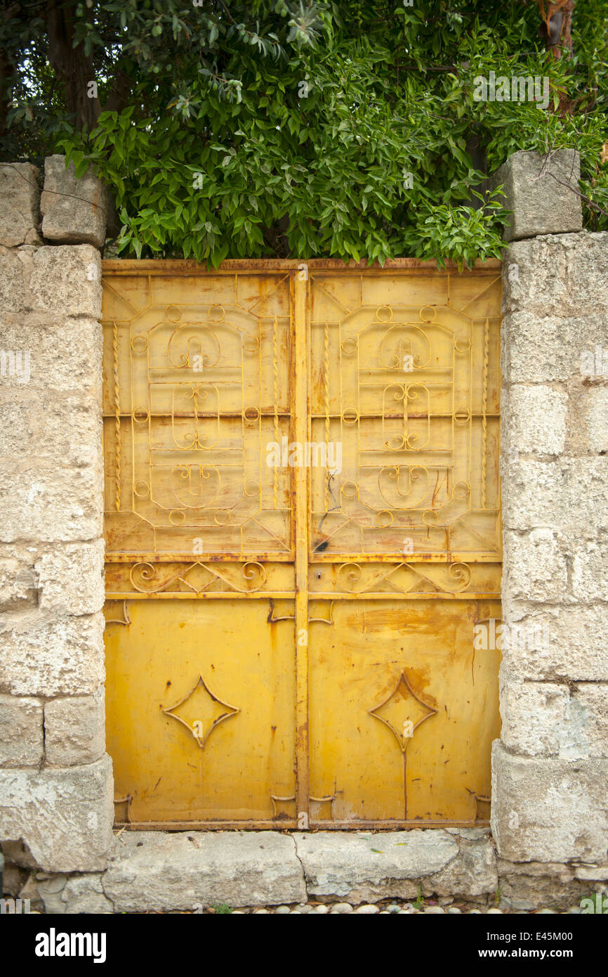 Griechenland, Rhodos, Koskinou, schönes Haustor Stock Photo - Alamy