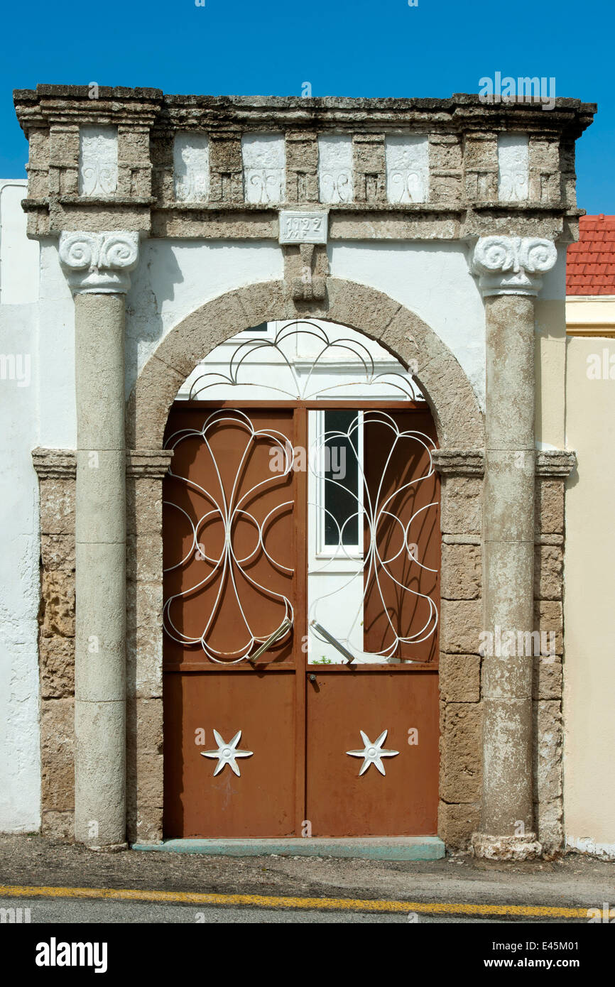 Griechenland, Rhodos, Koskinou, schönes Haustor Stock Photo - Alamy
