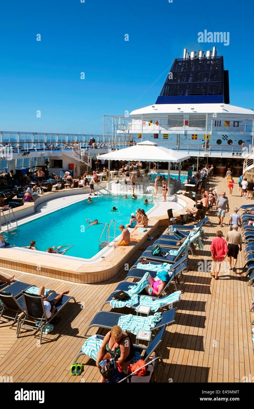 Family cruise ship pool fun hi-res stock photography and images - Alamy