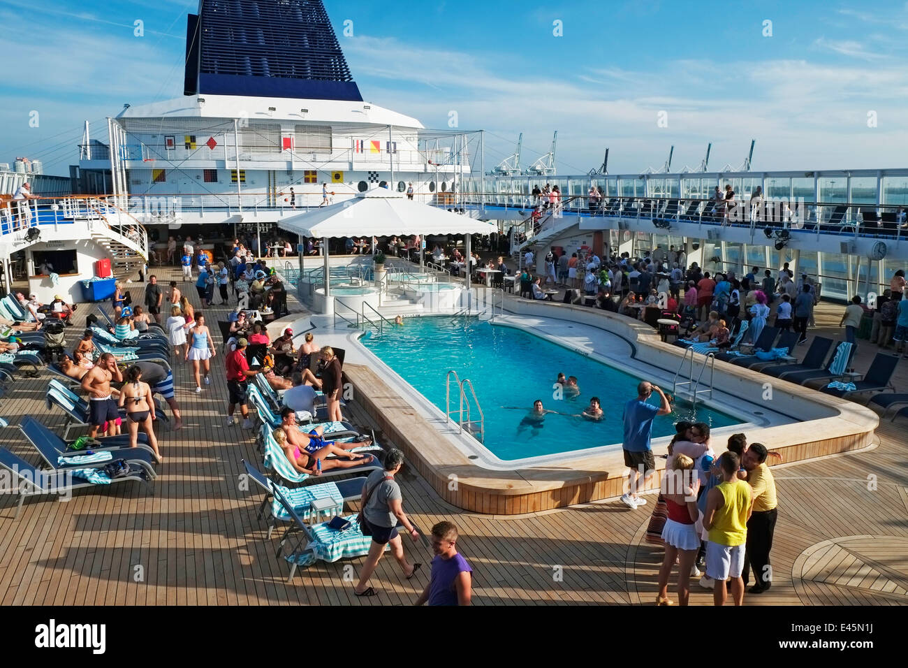 Cruse ship family hi-res stock photography and images - Alamy