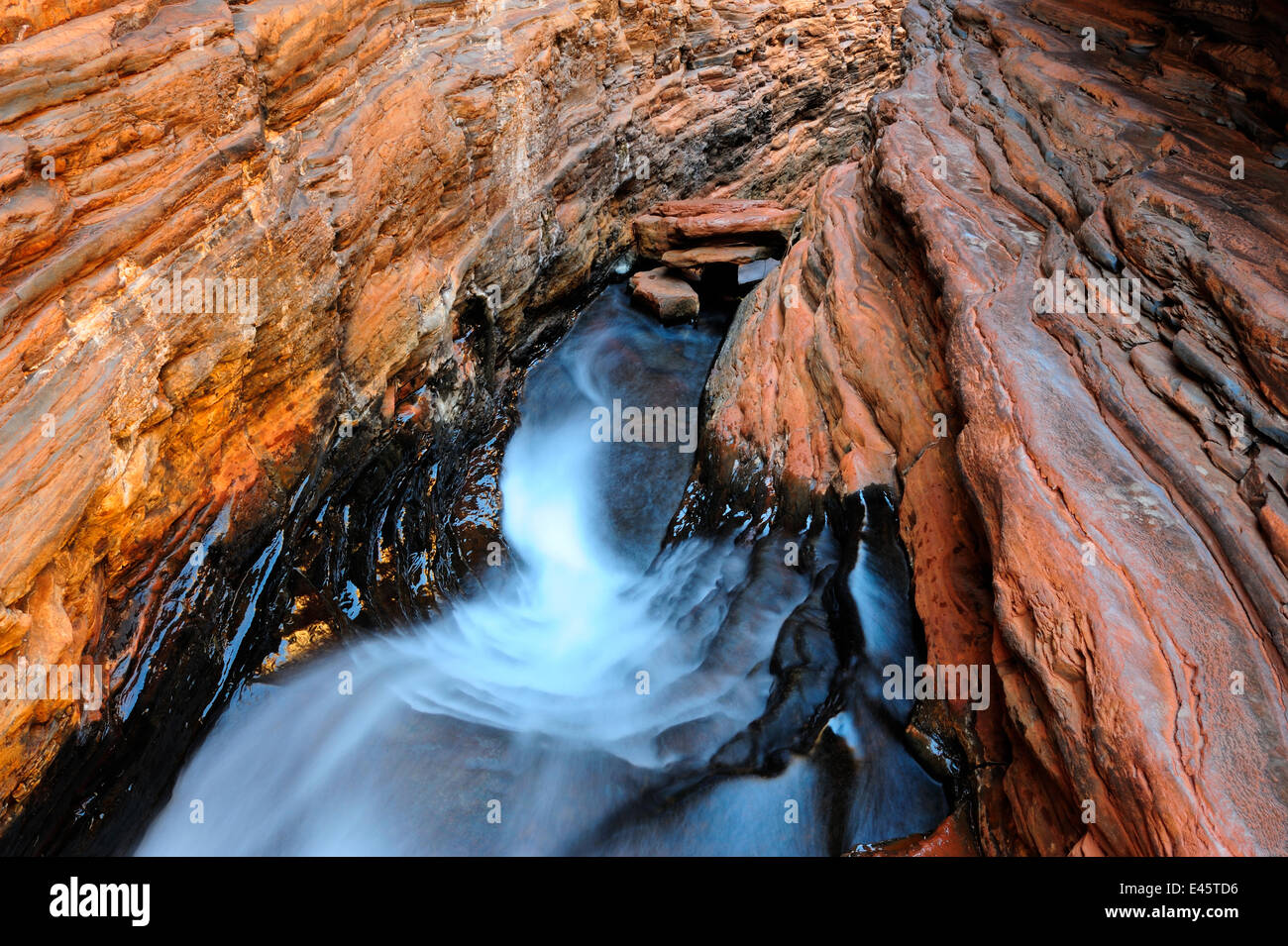 View of small stream flowing between Hancock gorge cliffs, Karijini ...