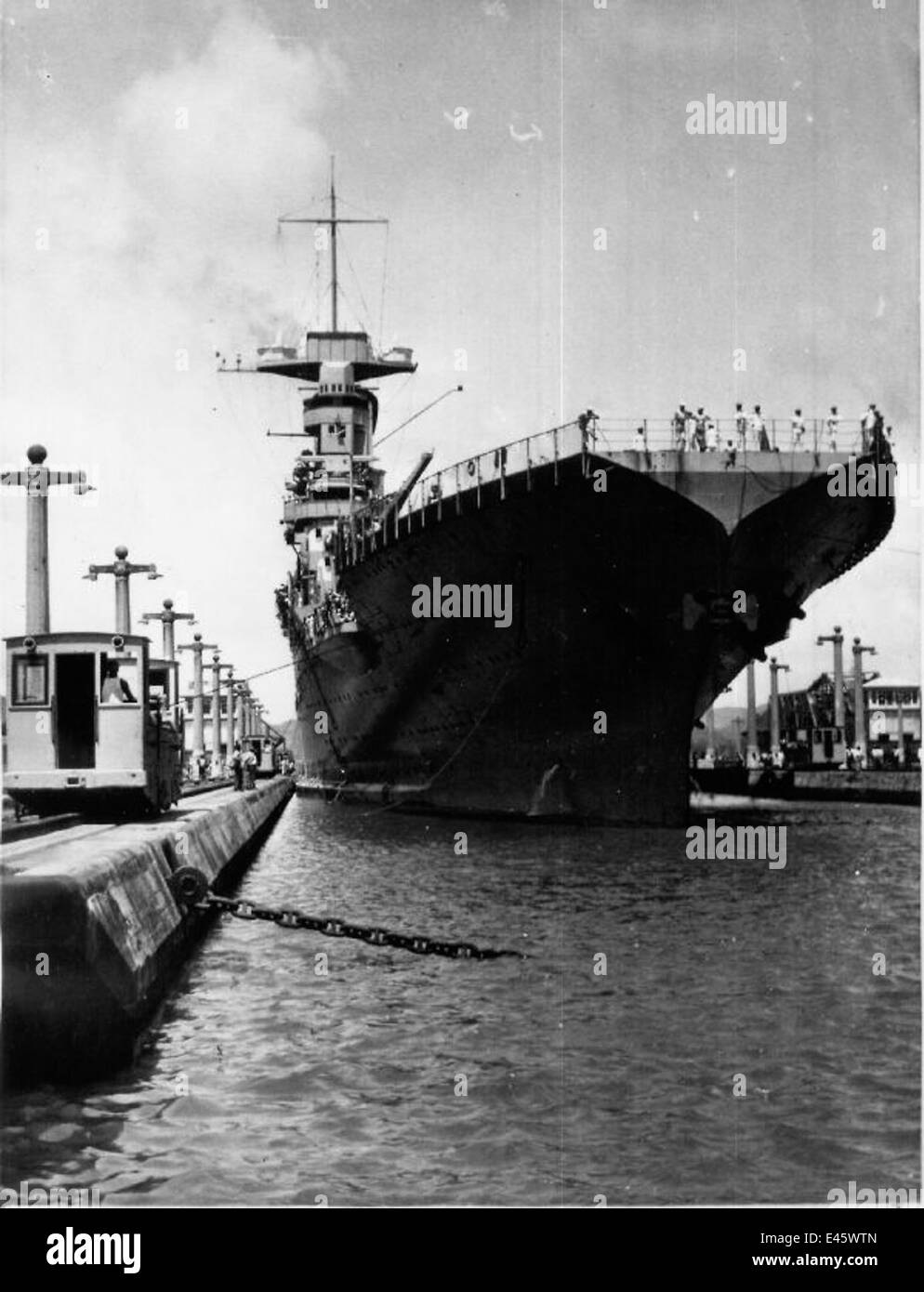 This image shows the aircraft carrier USS Saratoga (CV-3) transiting ...