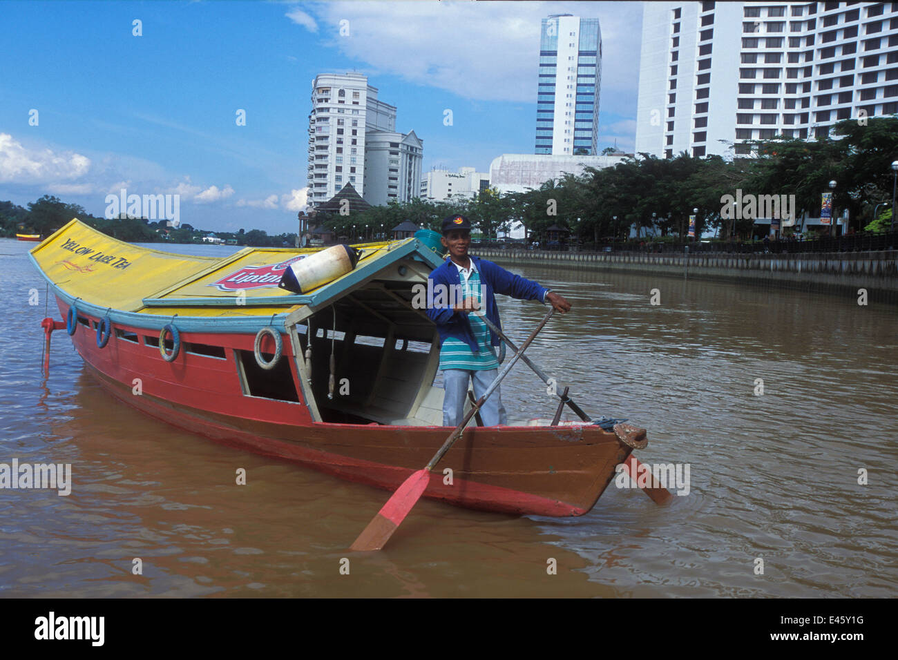 Longboat on river sarawak malaysia hi-res stock photography and images ...