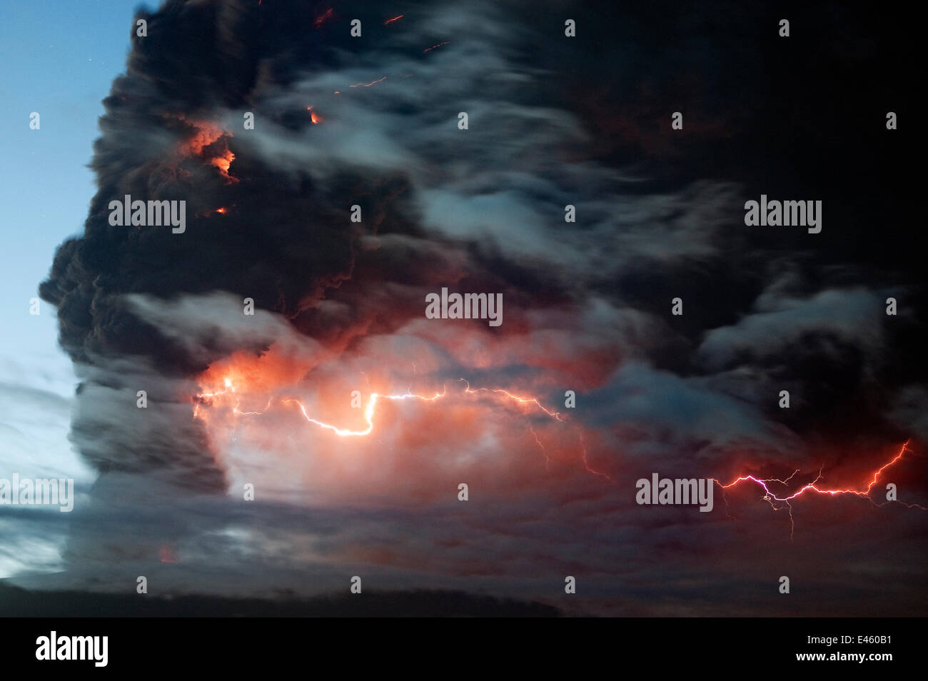 Volcano eruption lightning hi-res stock photography and images - Alamy