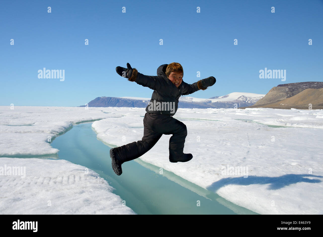 Inuit children playing hi-res stock photography and images - Alamy