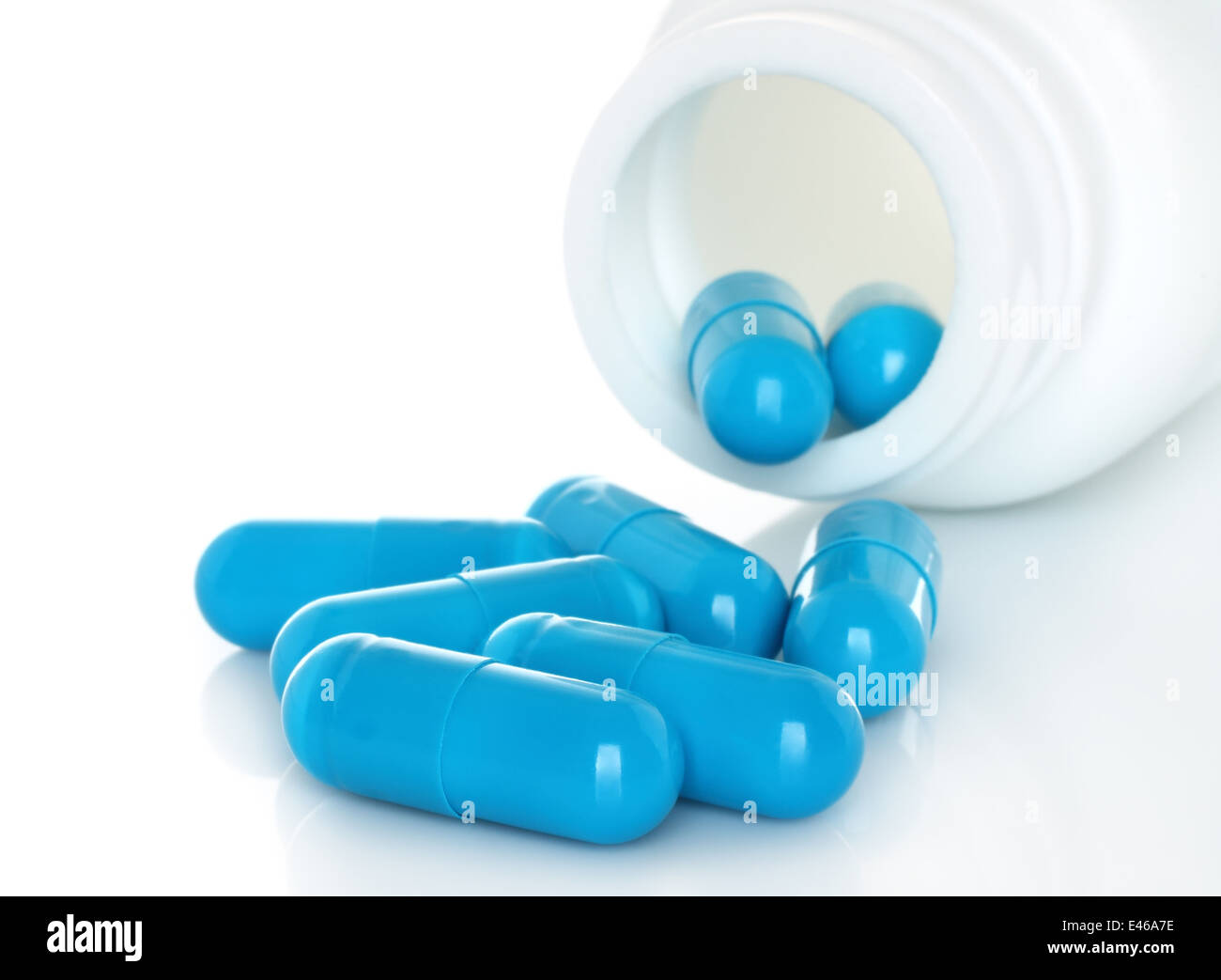 Green capsule medicine pouring hi-res stock photography and images - Alamy