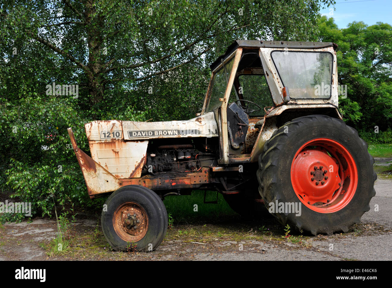 Old abandoned David Brown 1210 farm tractor Stock Photo - Alamy