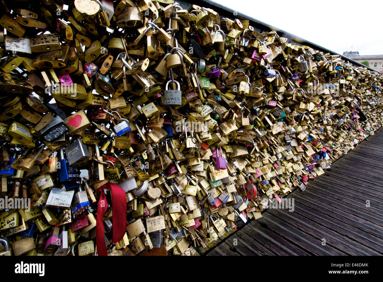 Locks on bridge paris hi-res stock photography and images - Alamy