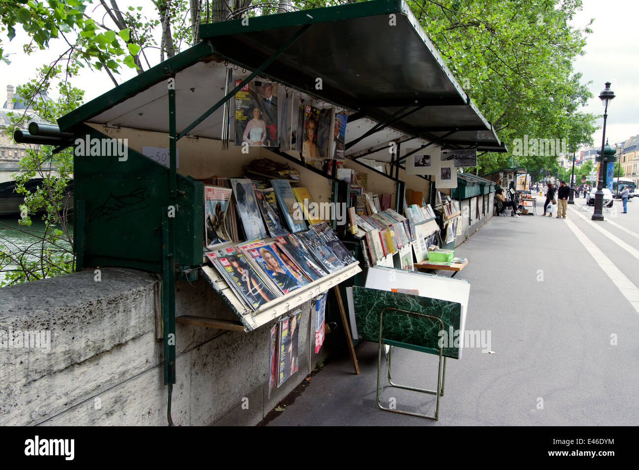 Paris left bank street hi-res stock photography and images - Alamy