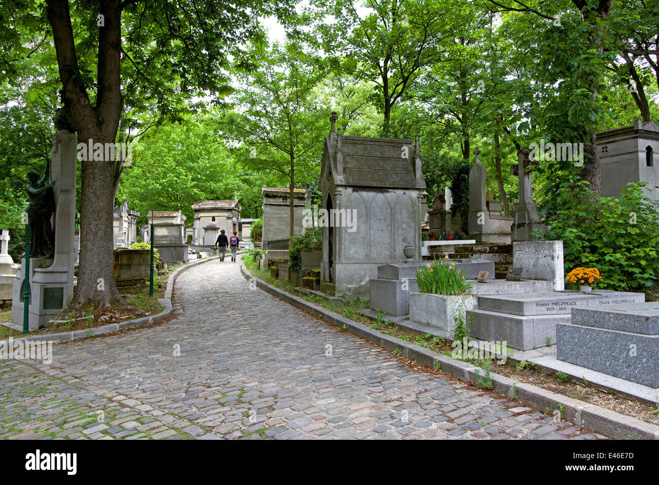 Tombs pere lachaise cemetery hi-res stock photography and images - Alamy