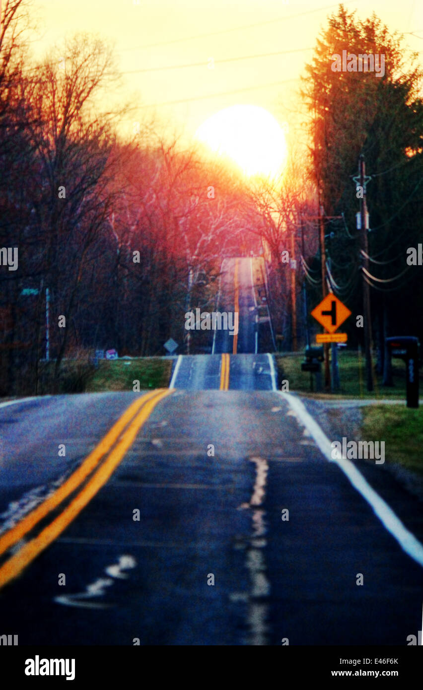 Asphalt road sunset hi-res stock photography and images - Alamy