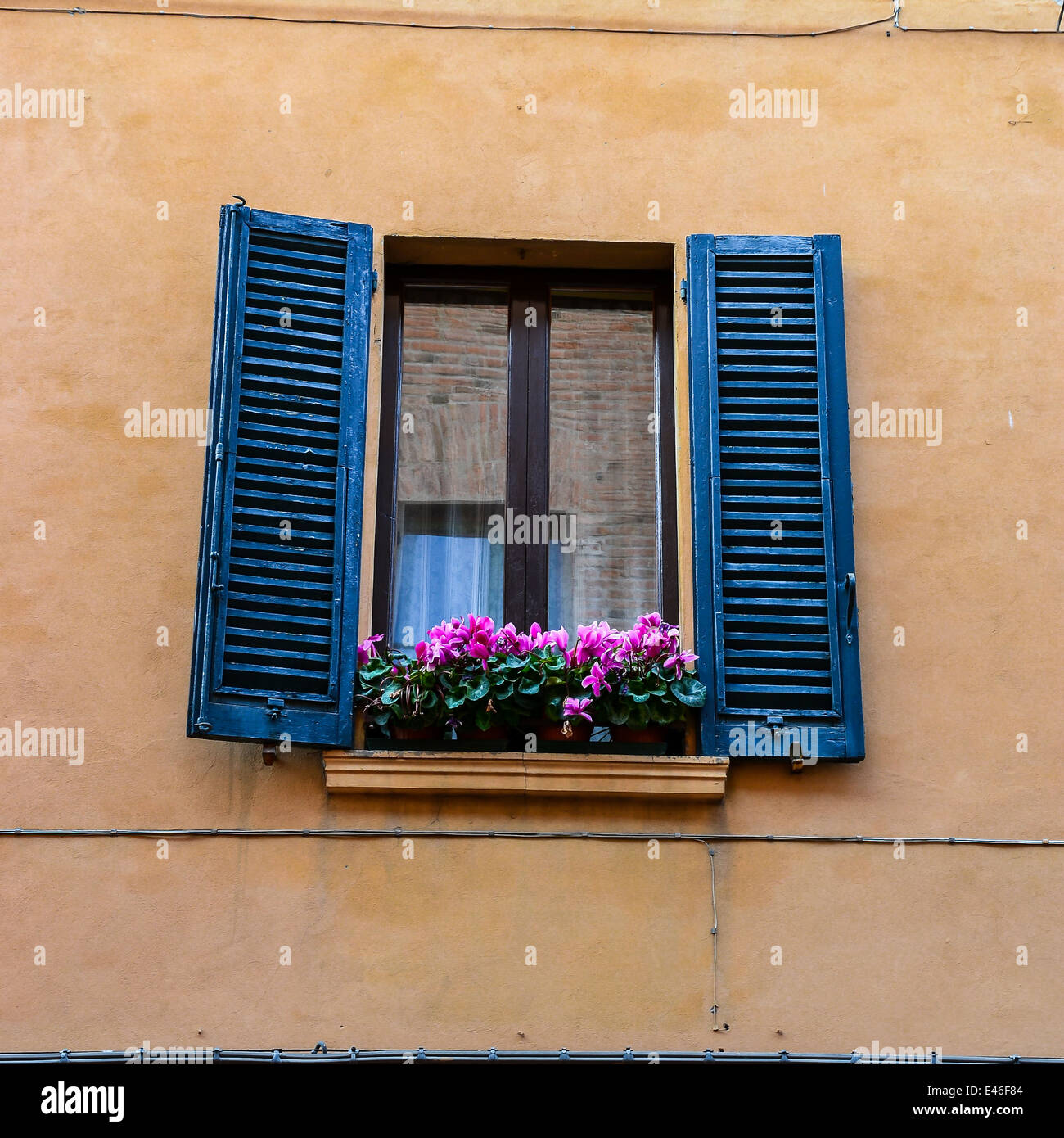 Window sill exterior hi-res stock photography and images - Alamy