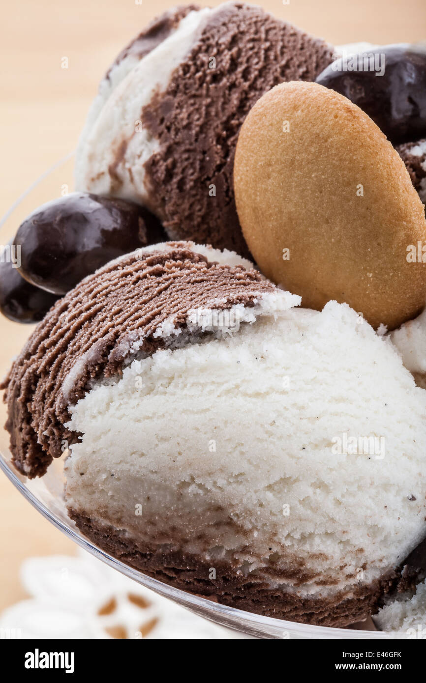 Vanilla and chocolate ice cream Stock Photo - Alamy