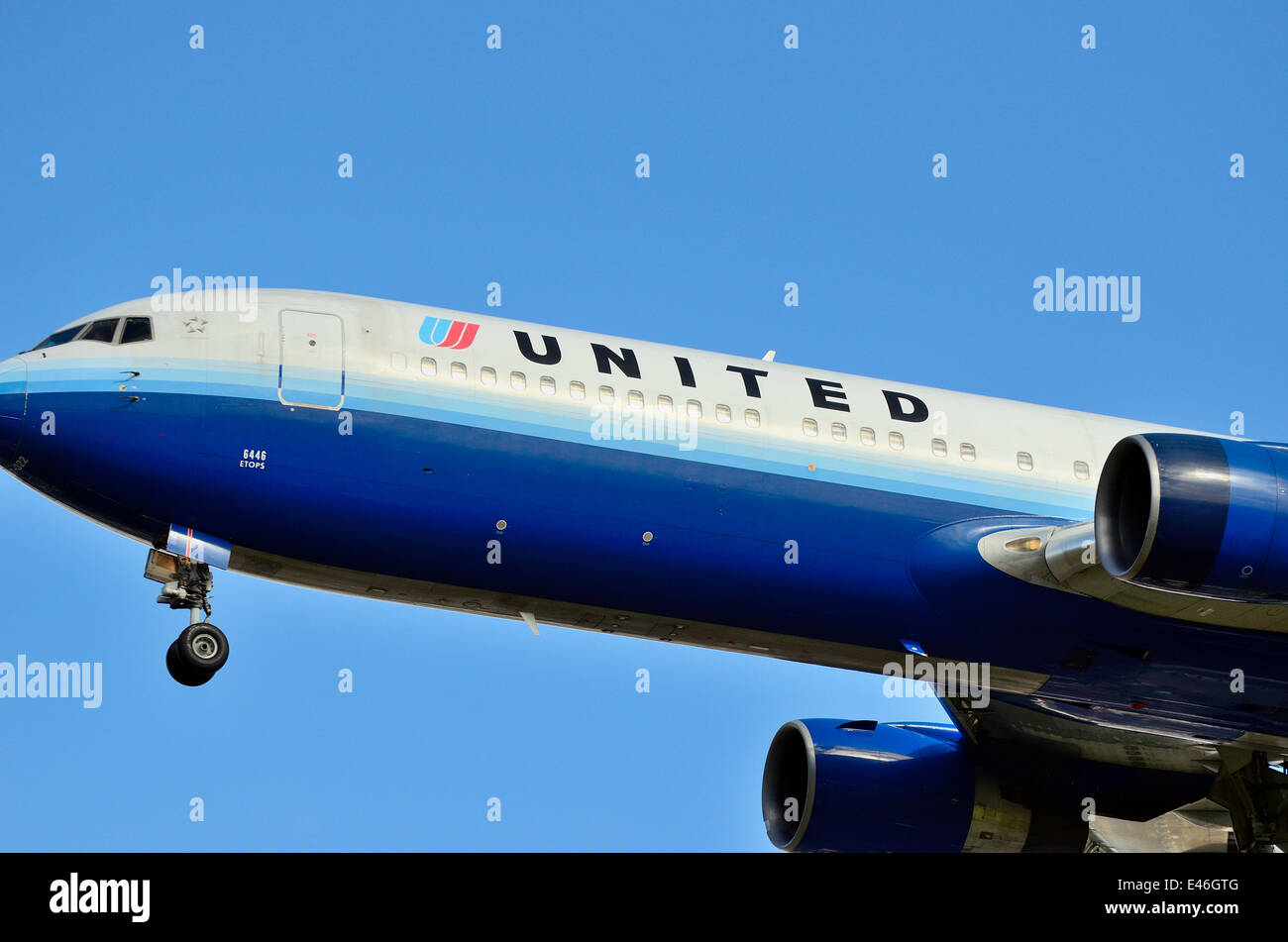 Close up of United Airline passenger aircraft flying Stock Photo - Alamy