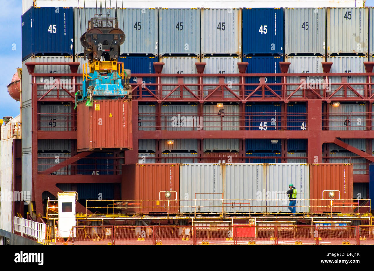 Off loading containers hi-res stock photography and images - Alamy