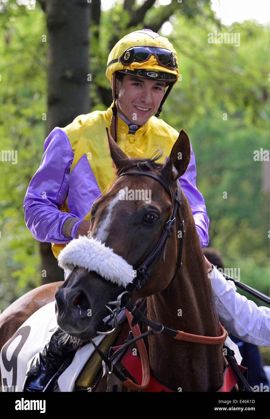 Auteuil Hippodrome, Paris, France. 25th June, 2014. Race 4 shows Gaelic ...