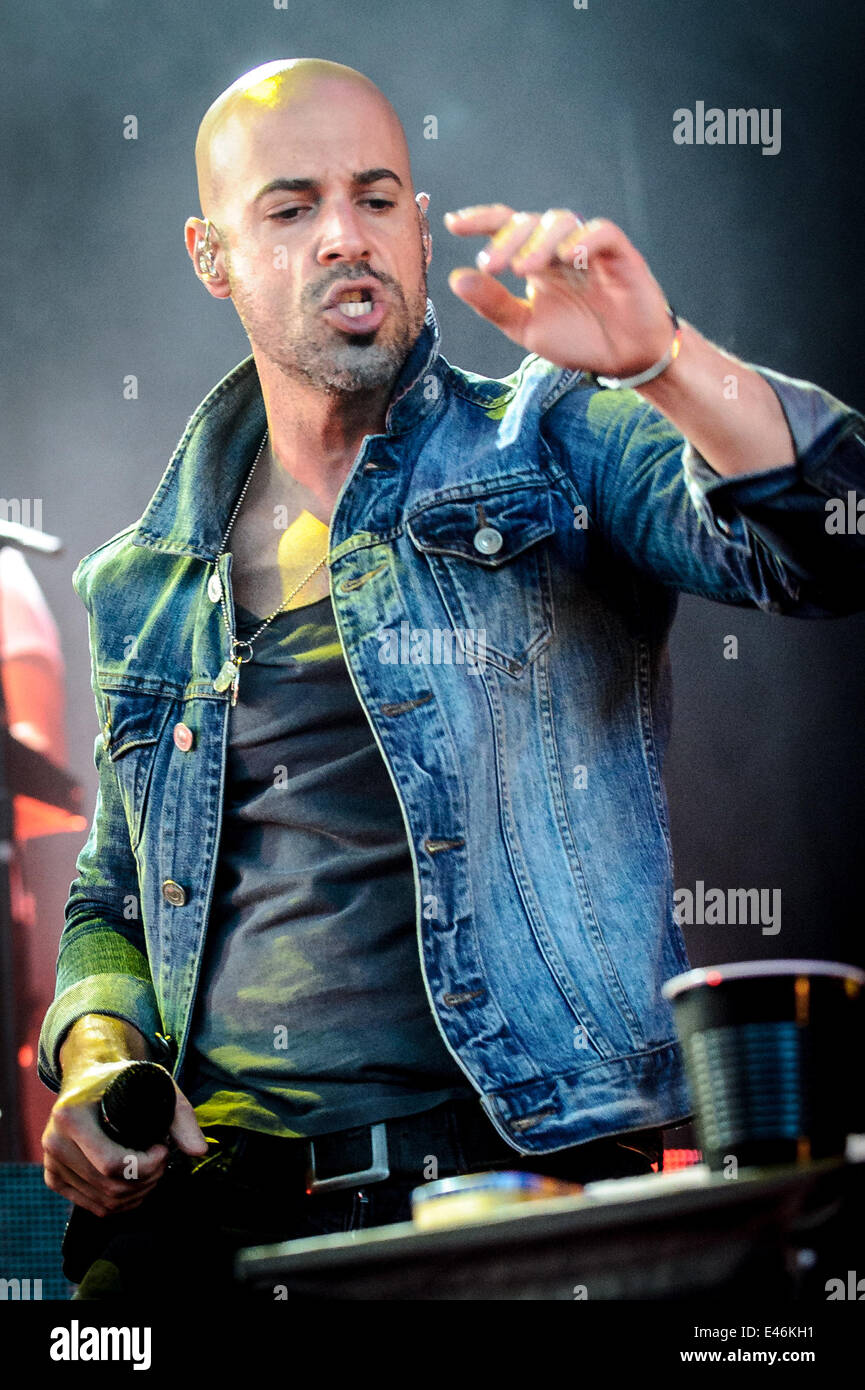 Chris daughtry band members of daughtry hi-res stock photography and ...