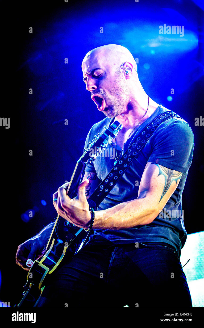 Chris daughtry band members of daughtry hi-res stock photography and ...