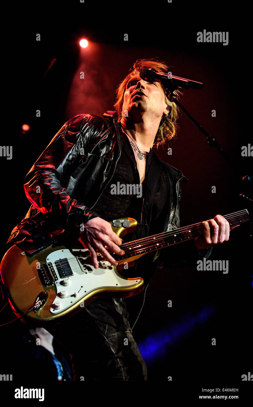 Robby takac of the goo goo dolls hi-res stock photography and images ...