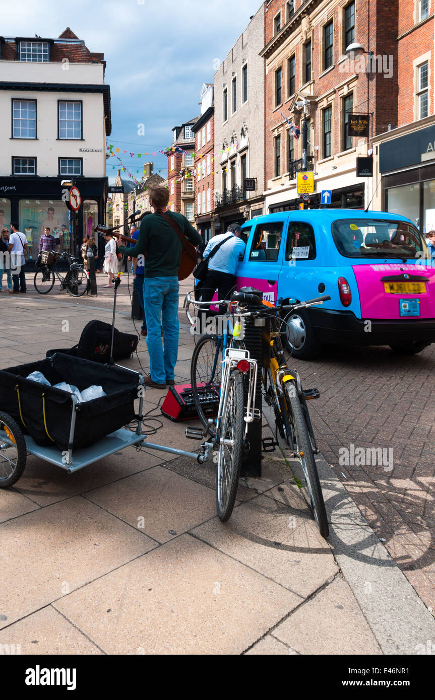Folk performer hi-res stock photography and images - Alamy