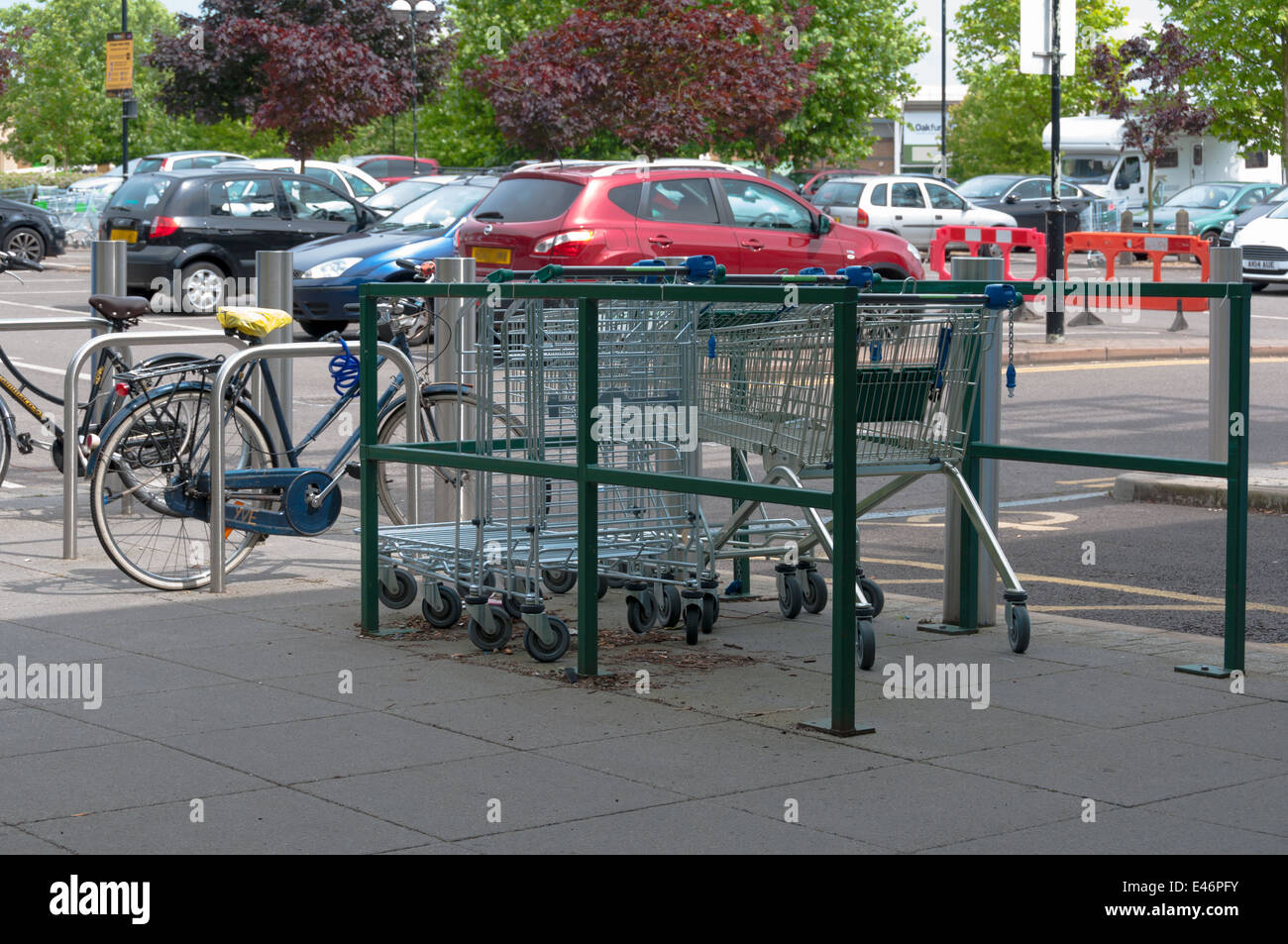 Broken shopping trolley hi-res stock photography and images - Alamy