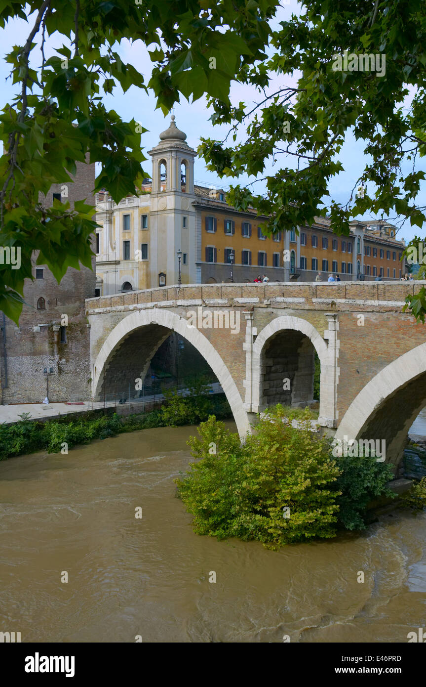 Ponte Fabricio, Isola Tiberina. River and bridge Stock Photo - Alamy