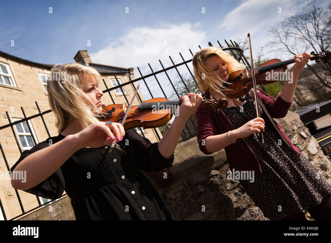 UK, Derbyshire, Peak District, Bakewell, Riverside, two young women ...