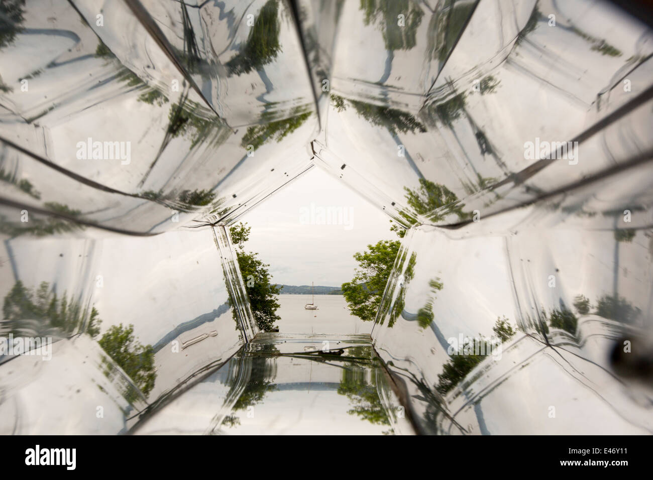 Reflective art hi-res stock photography and images - Alamy