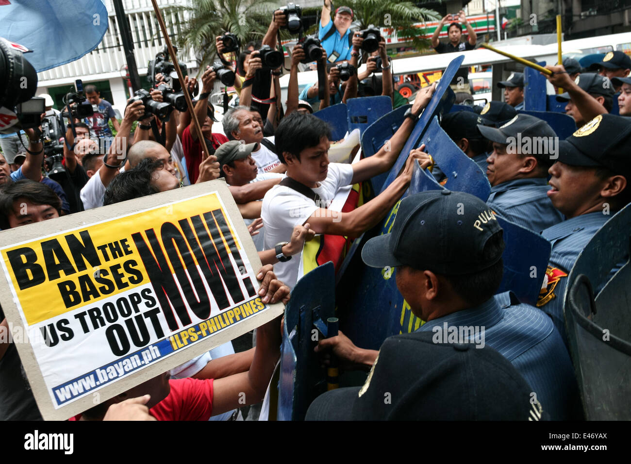Manila, Philippines. 4th July, 2014. Protesters clash with the police ...