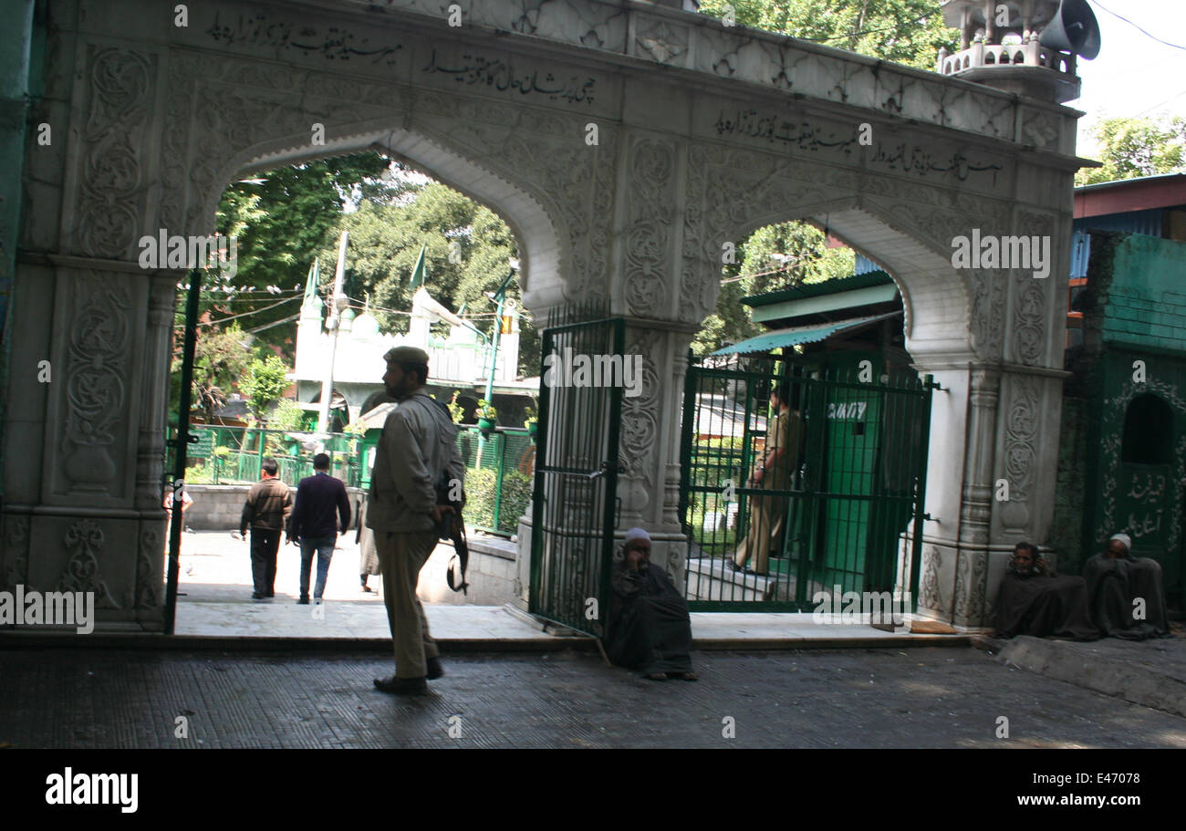 Srinagar, Indian Administered Kashmir: 07 July 2014 kashmiri beggers ...
