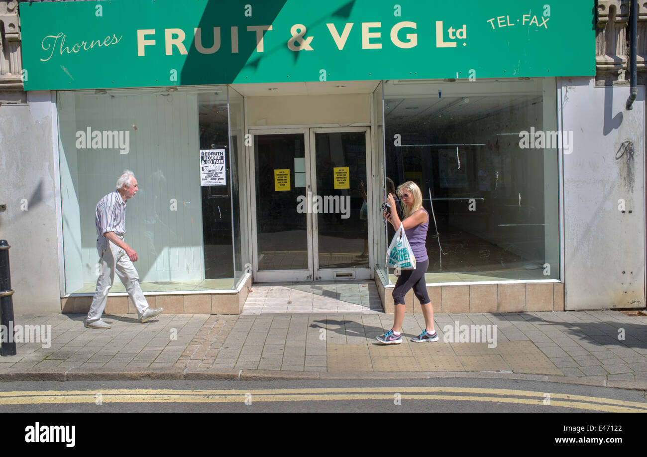 An empty fruit & vegetable shop in Camborne, Cornwall Stock Photo - Alamy