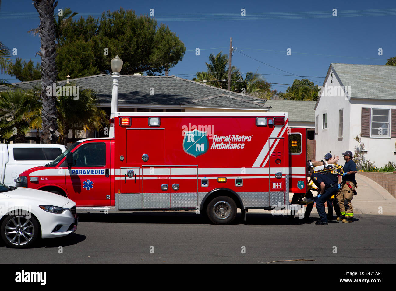 Man on a stretcher hi-res stock photography and images - Alamy