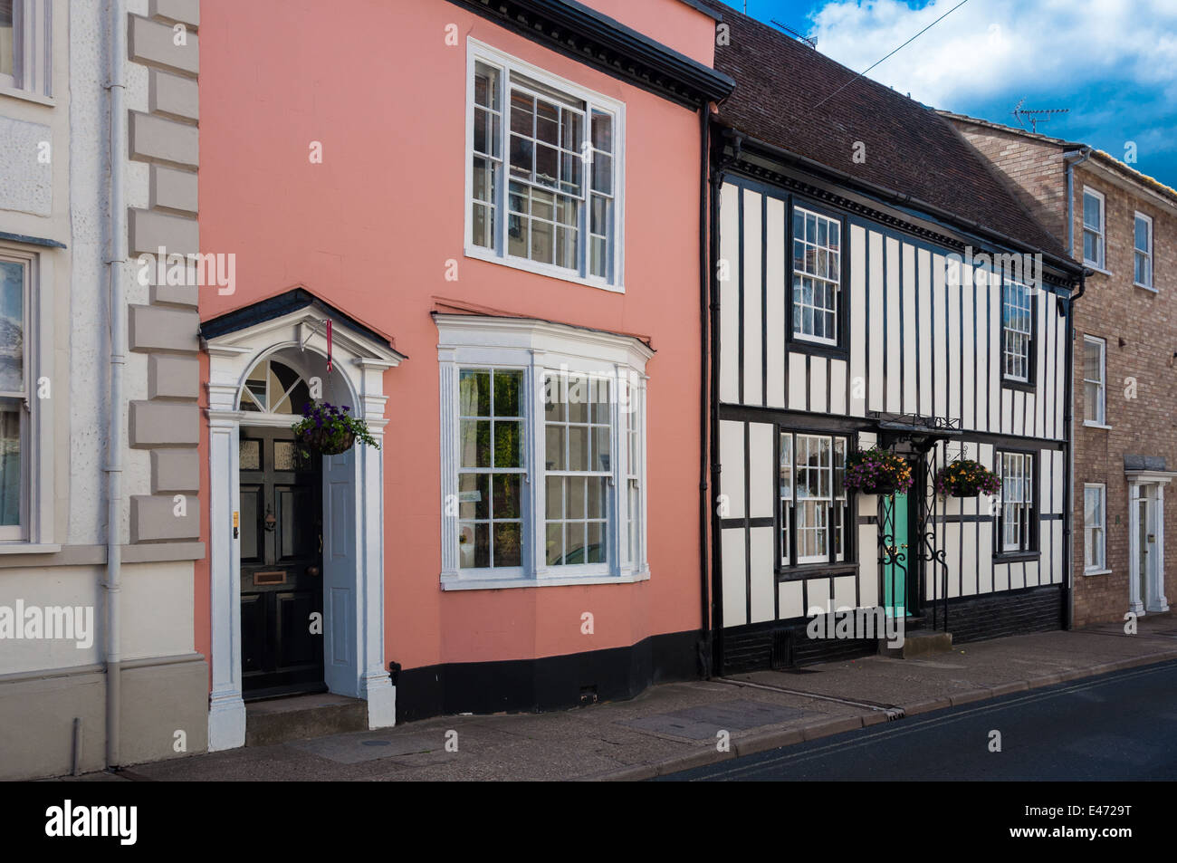 Row of traditional English country cottages Stock Photo - Alamy