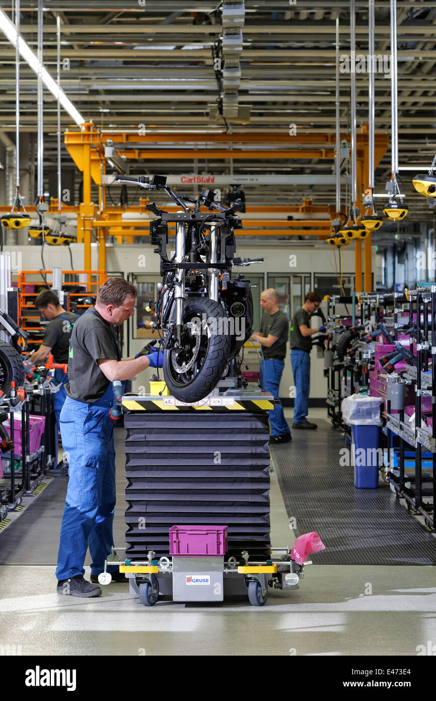 Motorcycle factory assembly line hi-res stock photography and images ...